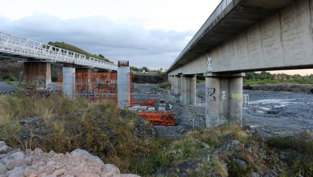 Le pont de la rivière des galets : un pour le prix de deux - France ...